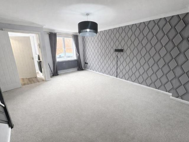 3 bedroom end of terrace house to rent