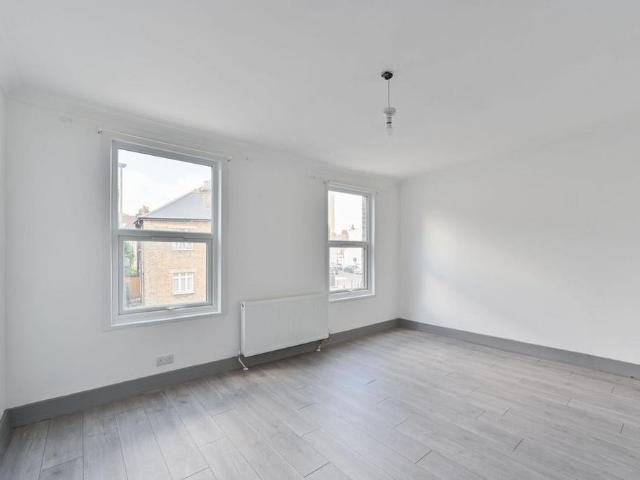 3 bedroom end of terrace house to rent