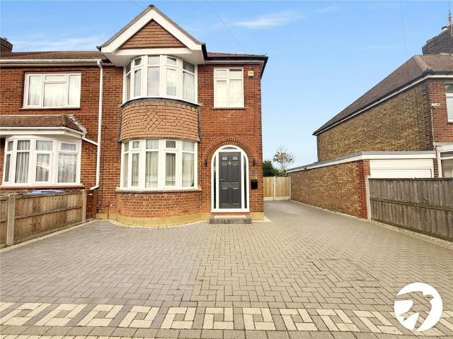 3 bedroom end of terrace house to rent