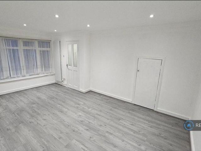 3 bedroom end of terrace house to rent