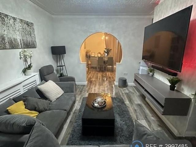3 bedroom end of terrace house to rent