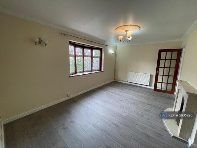 3 bedroom end of terrace house to rent