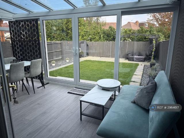 3 bedroom end of terrace house to rent