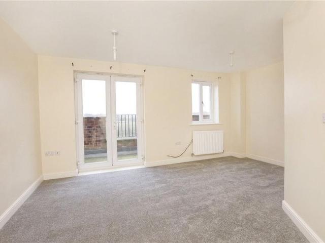 3 bedroom end of terrace house to rent