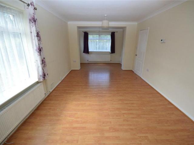3 bedroom end of terrace house to rent