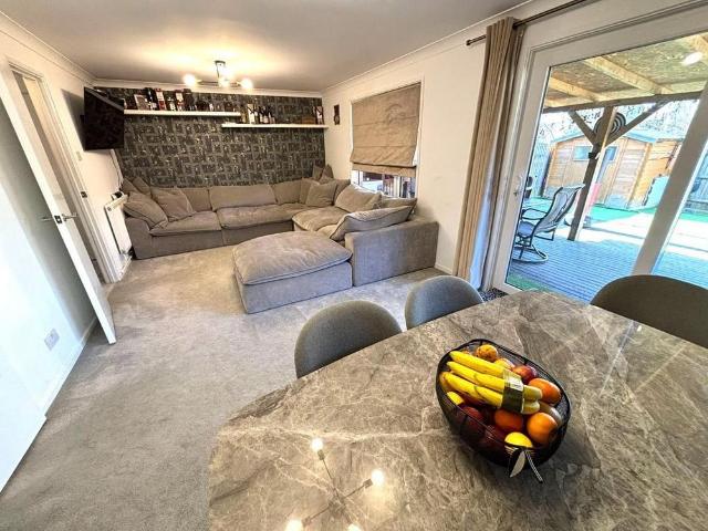 3 bedroom end of terrace house to rent