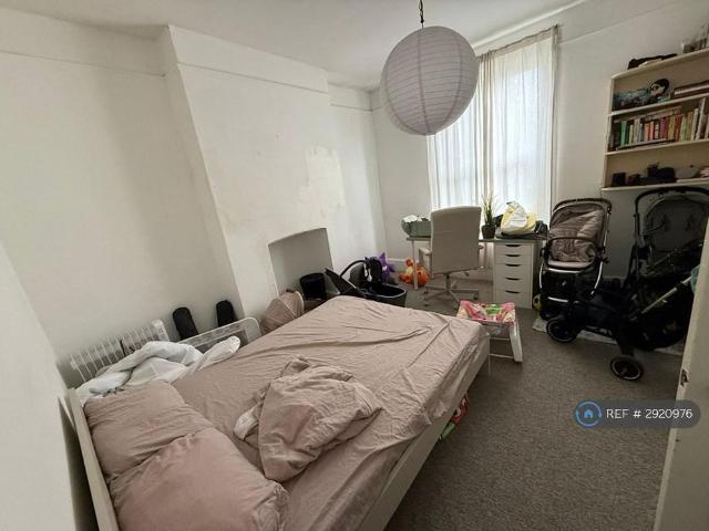 3 bedroom end of terrace house to rent