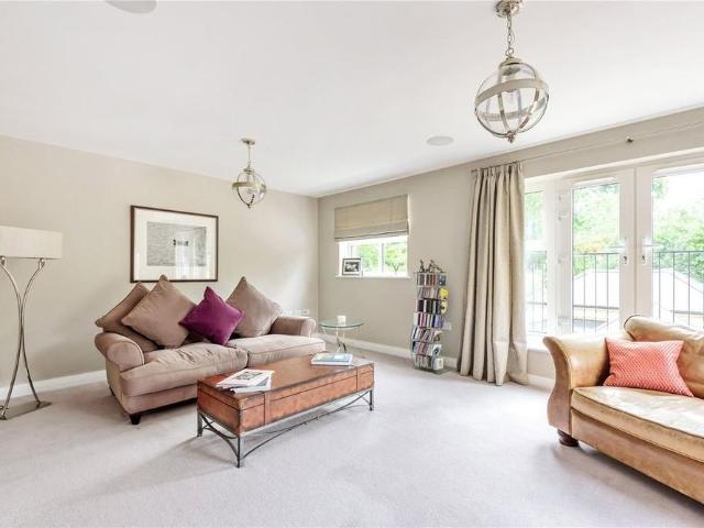3 bedroom end of terrace house to rent