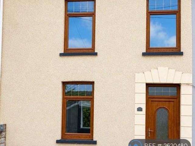 3 bedroom end of terrace house to rent