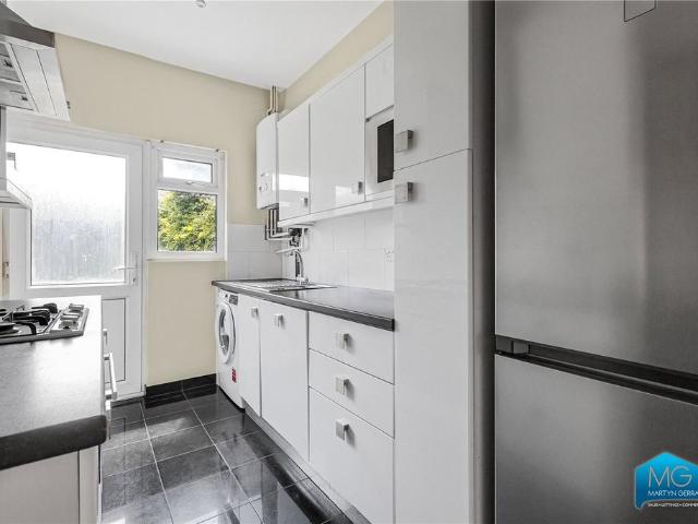 3 bedroom end of terrace house to rent
