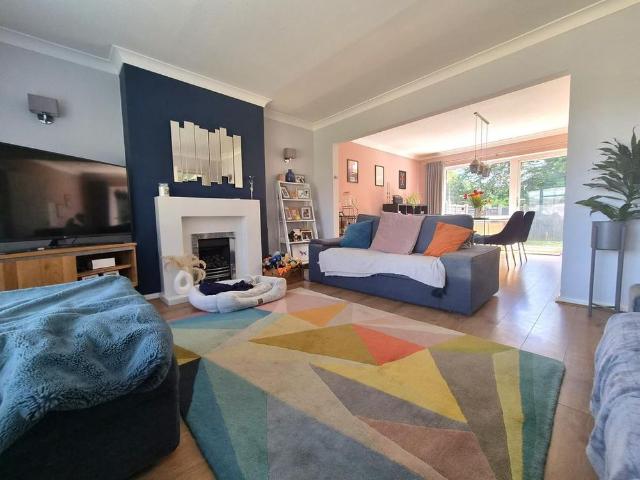 3 bedroom end of terrace house to rent