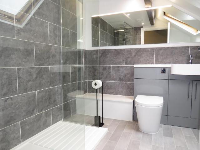 3 bedroom end of terrace house to rent
