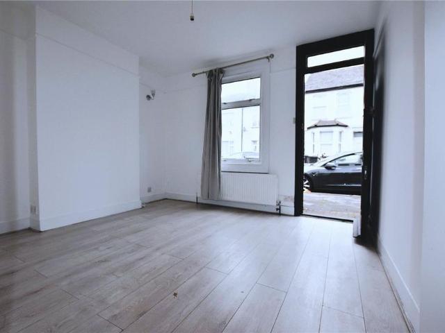 3 bedroom end of terrace house to rent