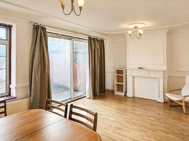 3 bedroom end of terrace house to rent