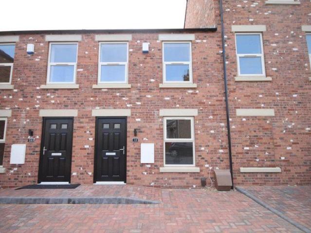3 bedroom end of terrace house to rent