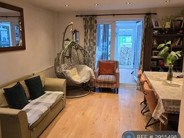 3 bedroom end of terrace house to rent