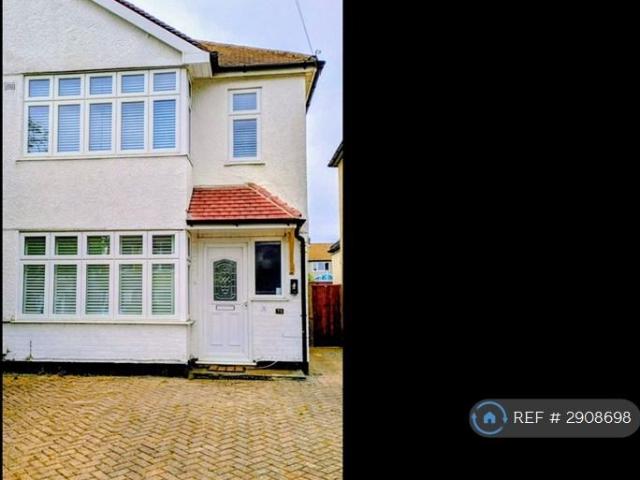 3 bedroom end of terrace house to rent