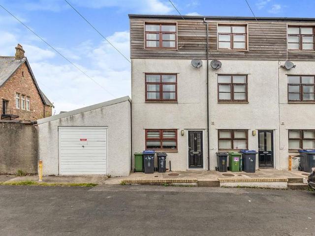 3 bedroom end of terrace house to rent