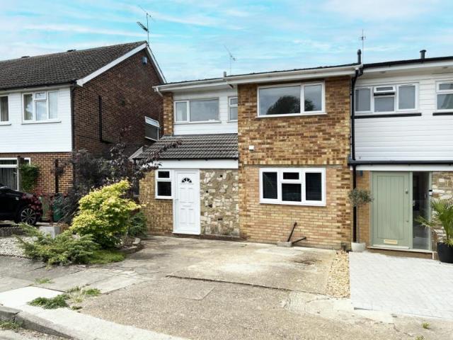 3 bedroom end of terrace house to rent