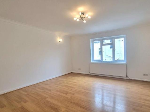 3 bedroom end of terrace house to rent