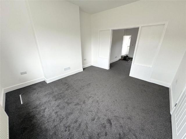 3 bedroom end of terrace house to rent