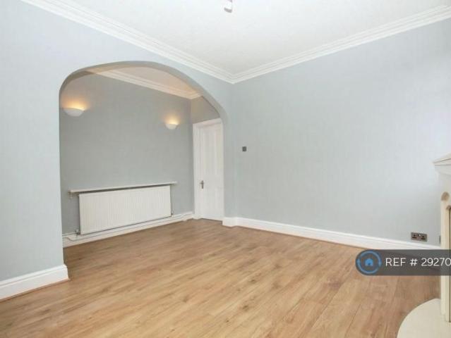3 bedroom end of terrace house to rent