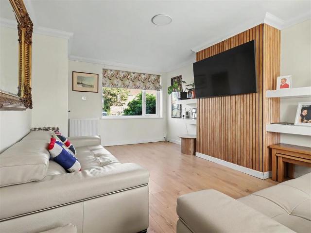 3 bedroom end of terrace house to rent