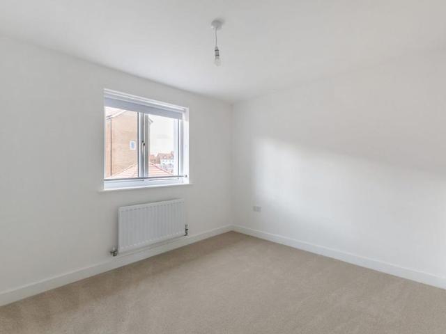 3 bedroom end of terrace house to rent