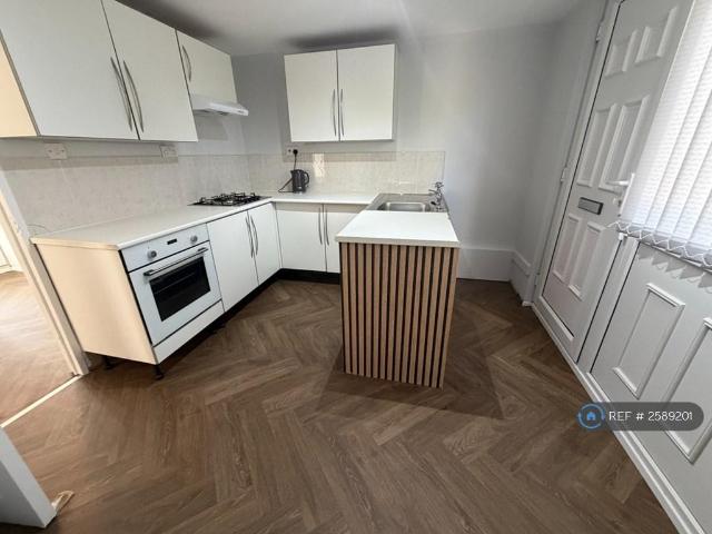 3 bedroom end of terrace house to rent
