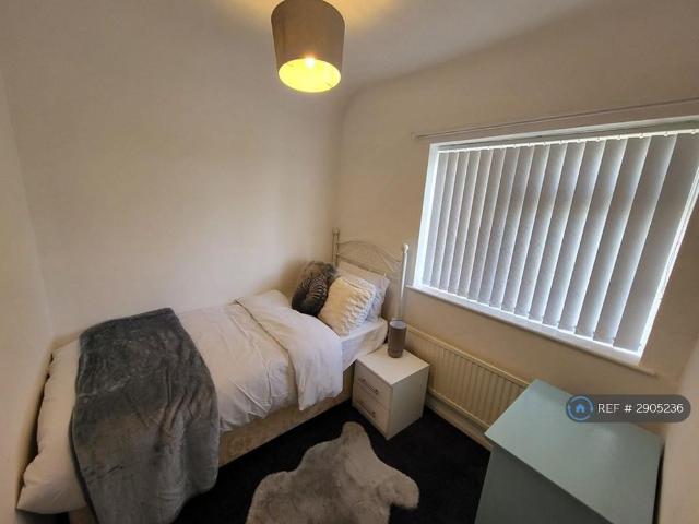 3 bedroom end of terrace house to rent