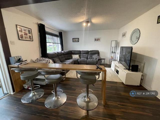3 bedroom end of terrace house to rent