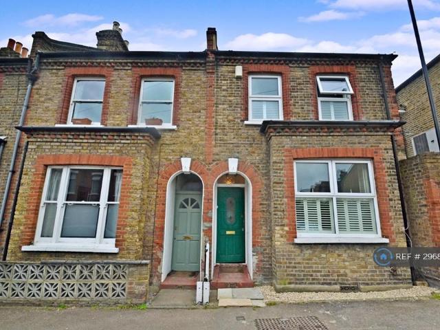 3 bedroom end of terrace house to rent
