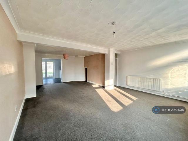 3 bedroom end of terrace house to rent
