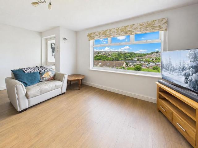 3 bedroom end of terrace house to rent