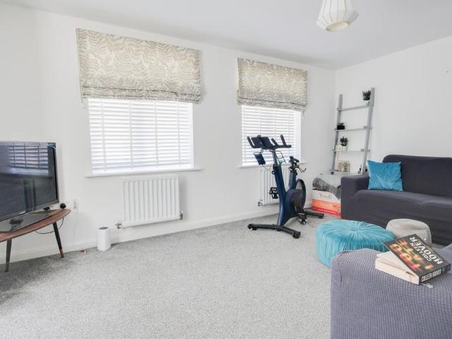 3 bedroom end of terrace house to rent