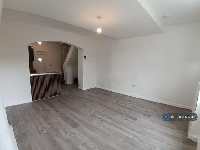 3 bedroom end of terrace house to rent