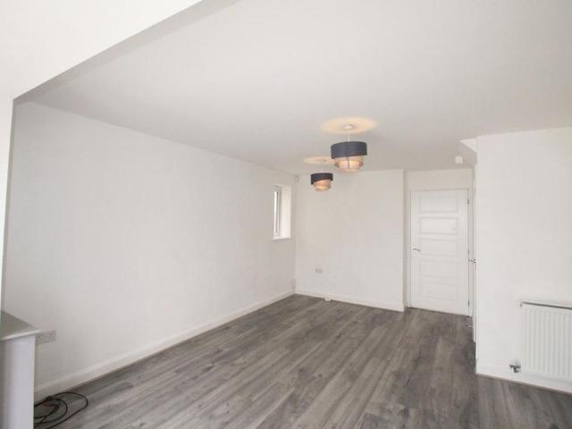 3 bedroom end of terrace house to rent