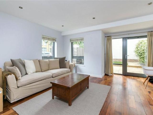 3 bedroom end of terrace house to rent
