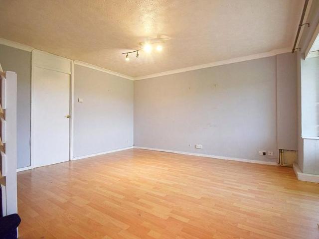 3 bedroom end of terrace house to rent