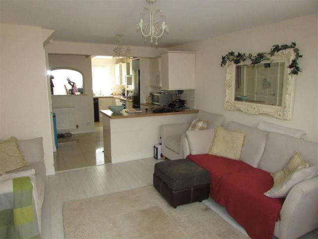 3 bedroom end of terrace house to rent
