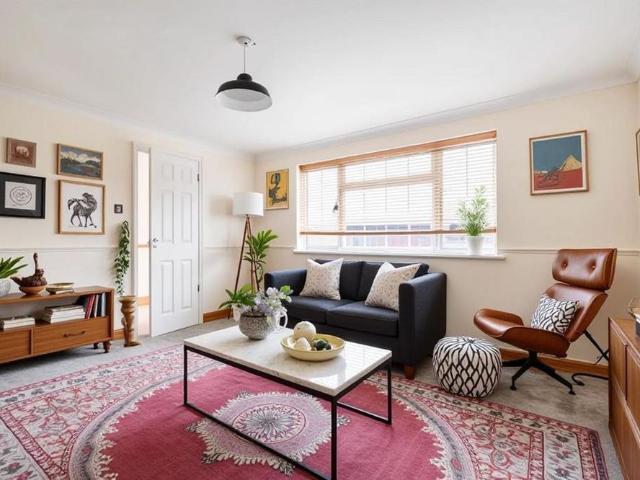 3 bedroom end of terrace house to rent