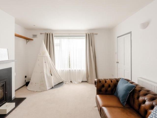 3 bedroom end of terrace house to rent