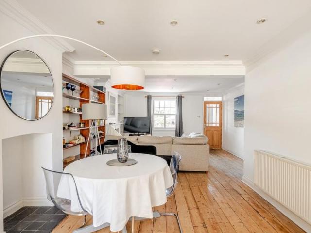 3 bedroom end of terrace house to rent