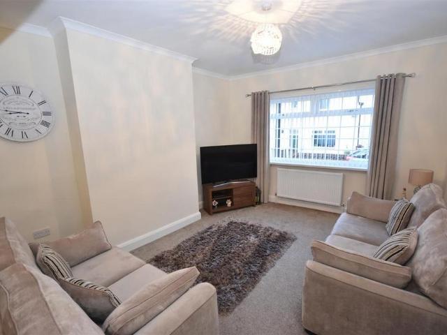 3 bedroom end of terrace house to rent