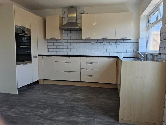 3 bedroom end of terrace house to rent