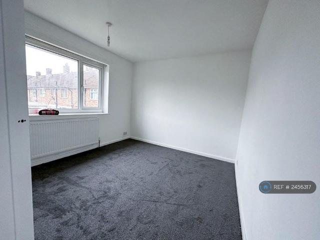 3 bedroom end of terrace house to rent