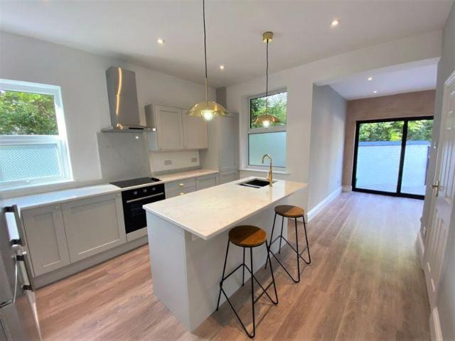 3 bedroom end of terrace house to rent
