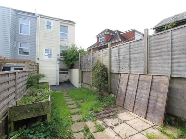 3 bedroom end of terrace house to rent