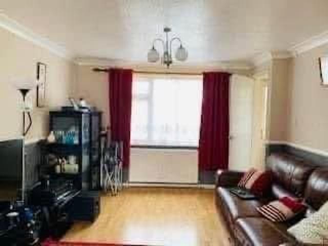 3 bedroom end of terrace house to rent