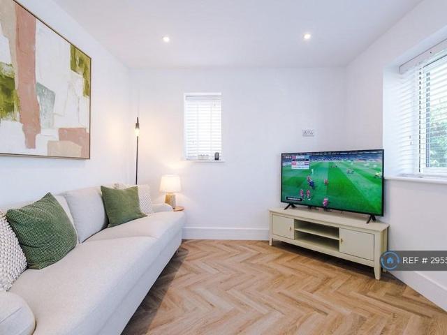 3 bedroom end of terrace house to rent